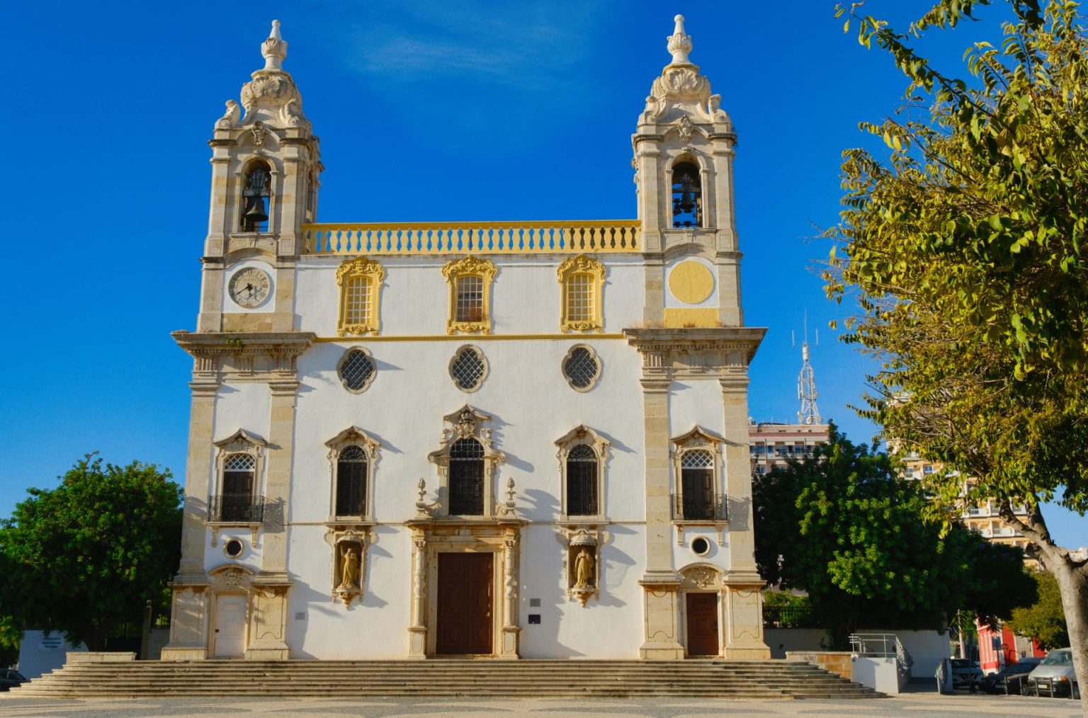Igreja do Carmo and Bones Chapel - Visiting Faro